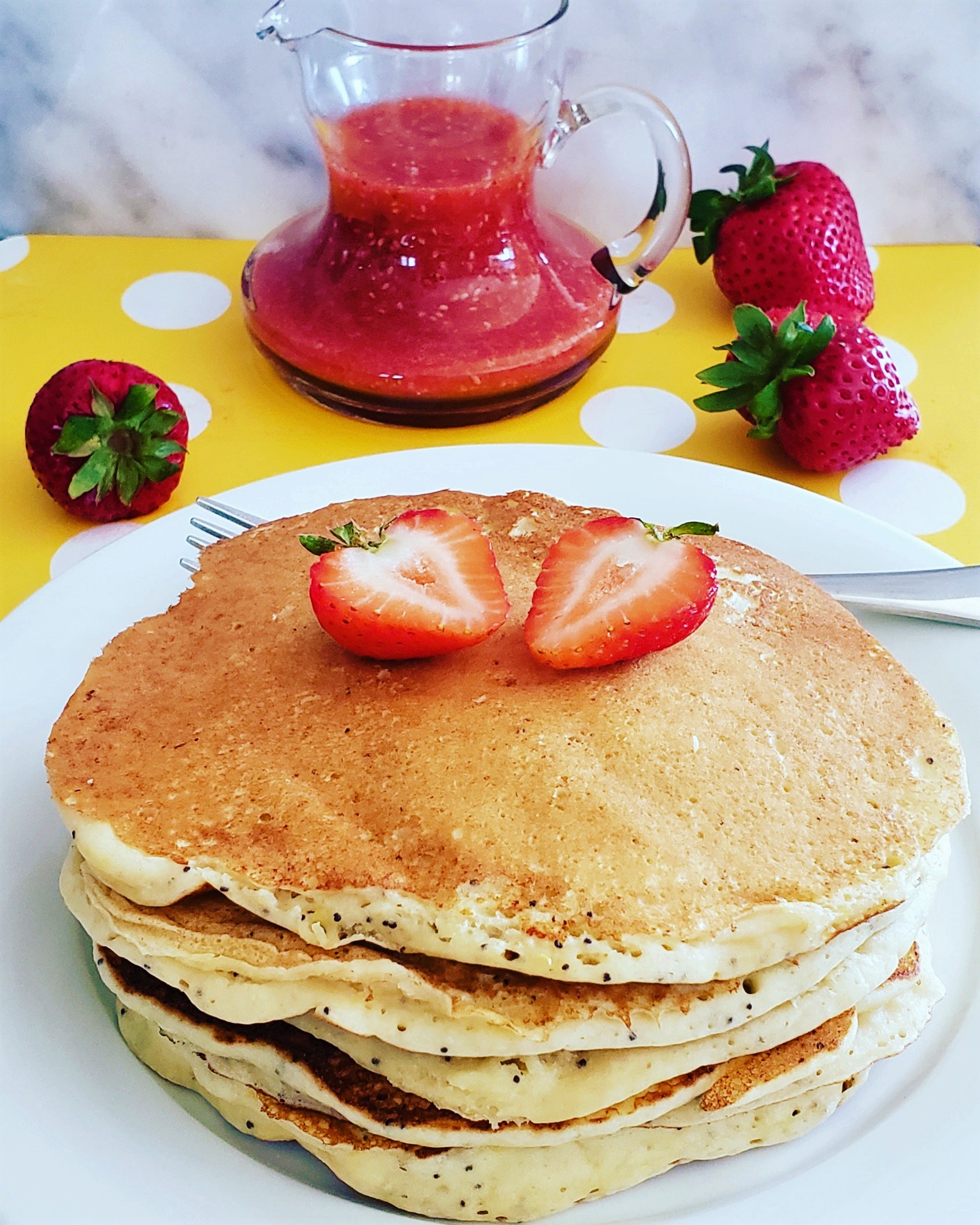 Crêpes (pancakes) à la ricotta, au citron et graines de pavot, avec ...